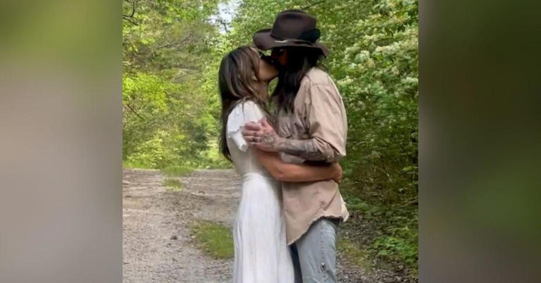 Hoda Kotb Throws Shade at Billy Ray Cyrus and Elizabeth Hurley’s ...