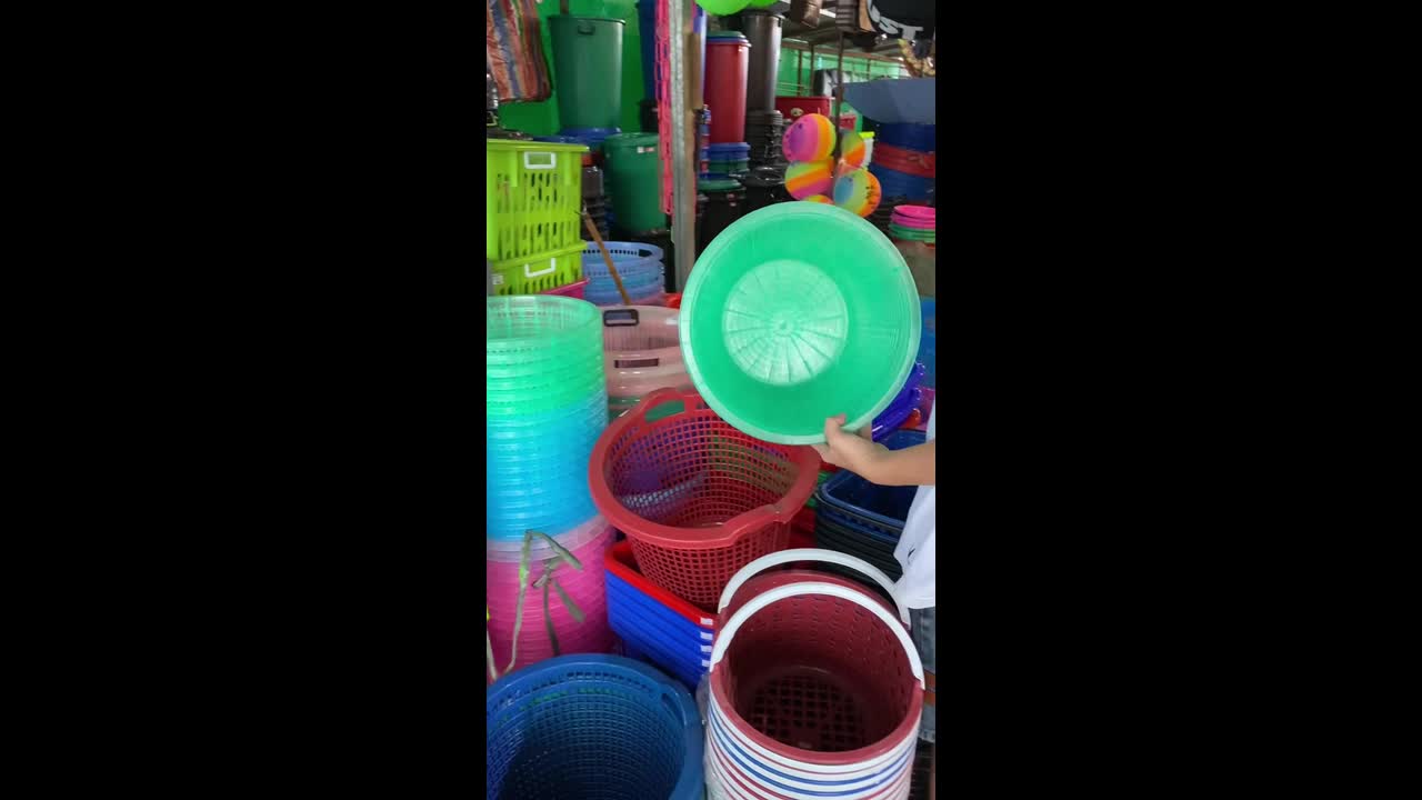 Cat owner shows how to make awesome basket pyramid