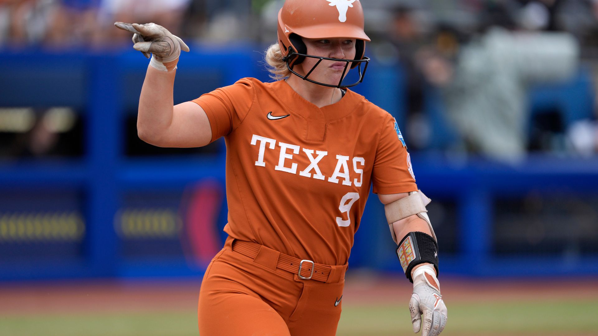 Mitchell, Kavan power No. 6 Texas past No. 3 Florida 3-0 in WCWS