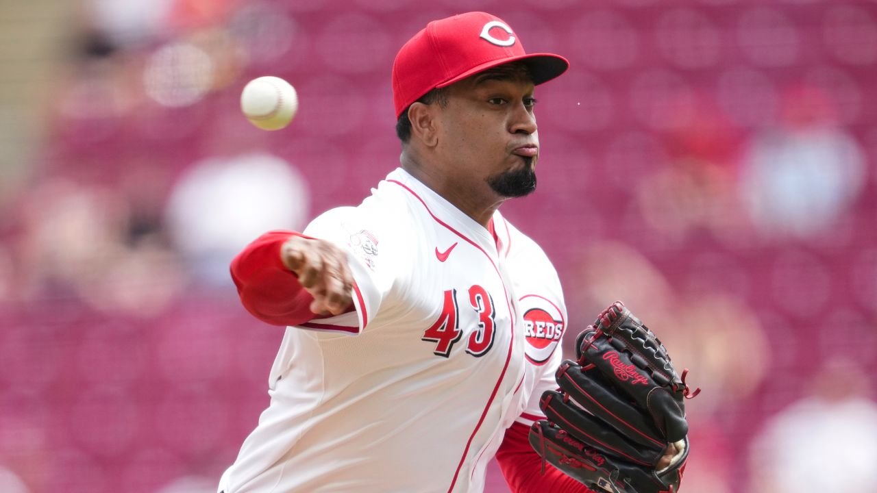 Dodgers acquire RHP Alexis Diaz from Reds for minor-leaguer