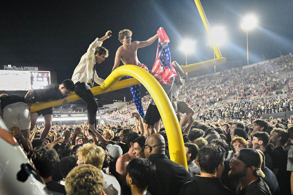 SEC amps up fines to $500,000 for rushing field, storming court