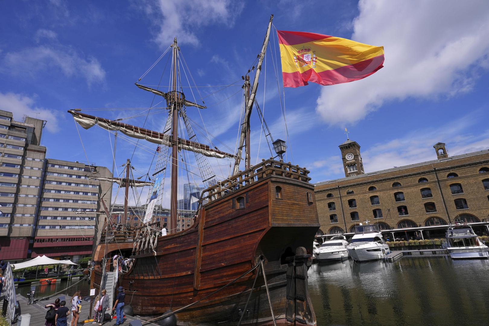 Full-scale replica of Christopher Columbus' flagship sails into London