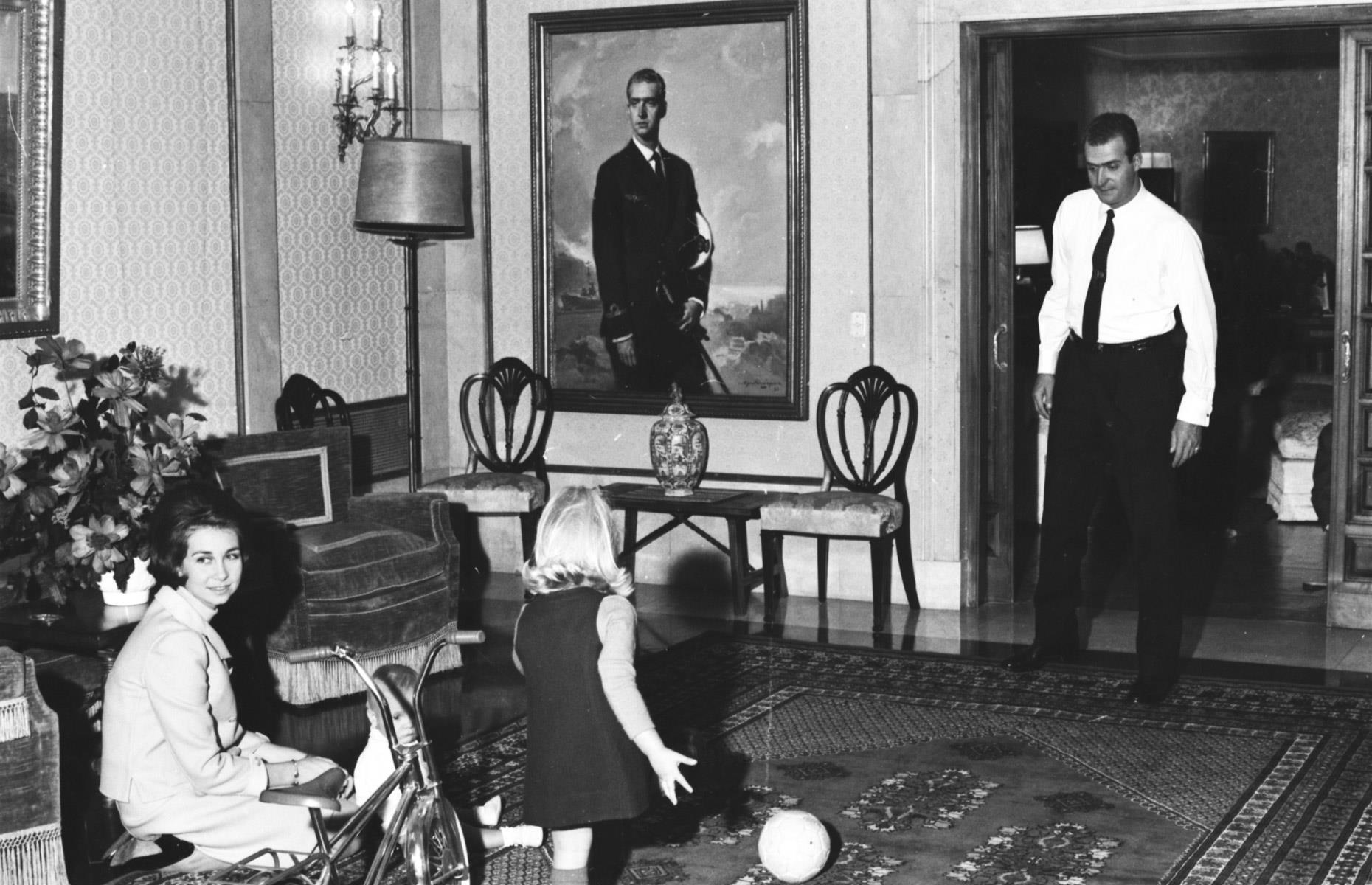 Rare photos of the world's royal families behind the scenes