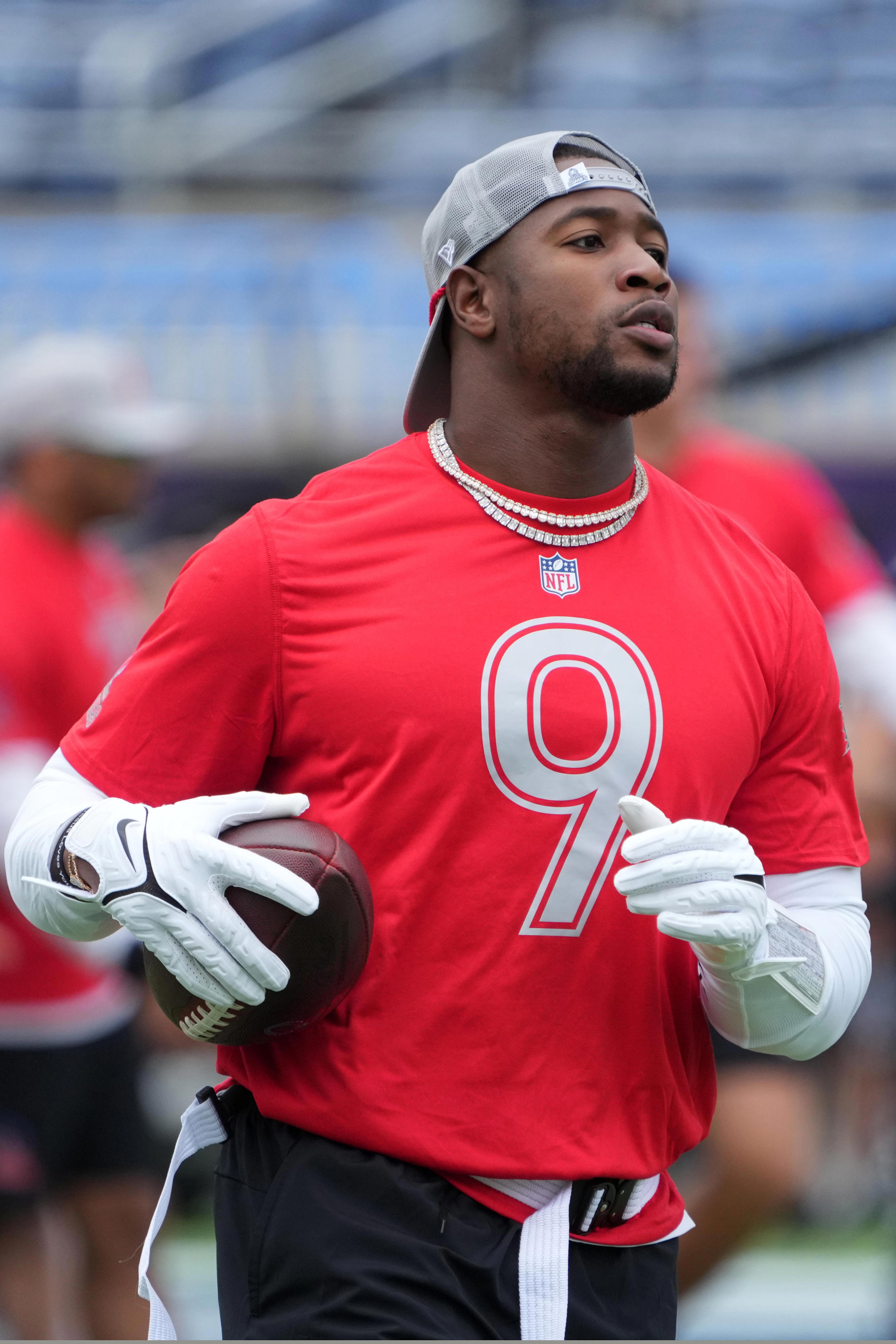 Social media reacts to report of Dolphins' Jonnu Smith trade talks