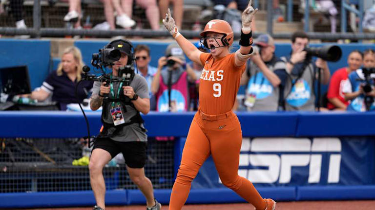 Texas Softball Smashes 3 Homers, Shuts Out Florida in WCWS Opener