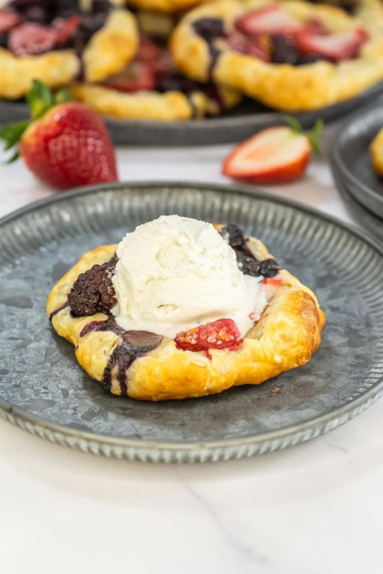 Easy Mixed Berry Pastries Recipe - Flaky Puff Pastry with Fresh Summer ...