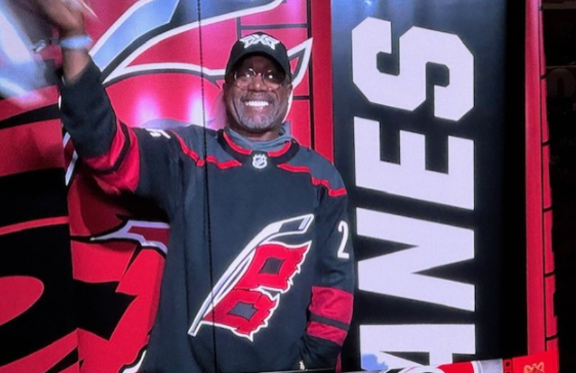 Darius Rucker sounds the siren at the Carolina Hurricanes ECF game 5 in ...