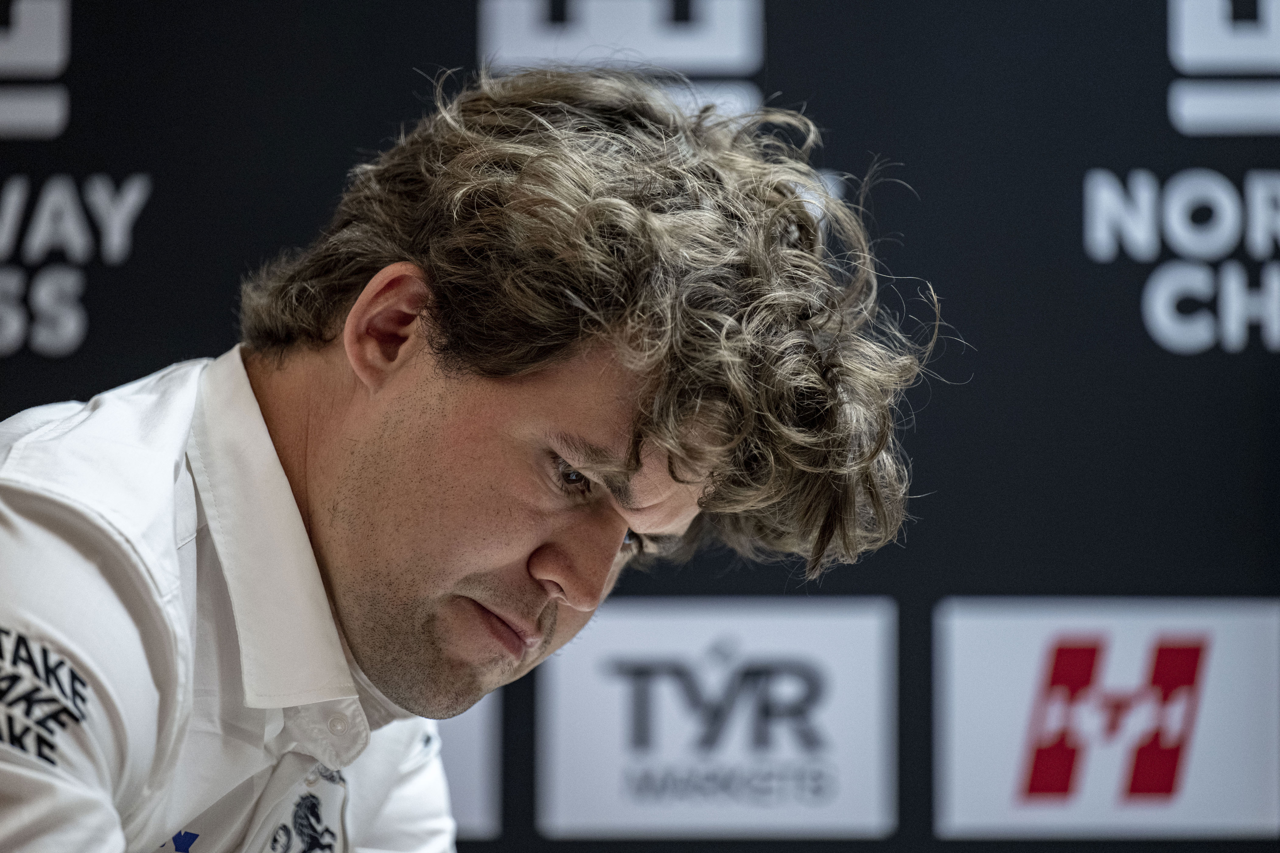 Carlsen i delt ledelse etter åpningsdagen i hurtigsjakk-VM