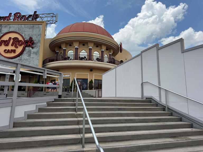 PHOTOS: CityWalk Construction Walls Spell the Beginning of the End of ...