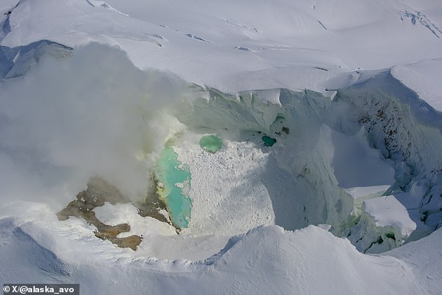 Fears huge volcano is set to ERUPT amid spike in earthquakes... leaving ...