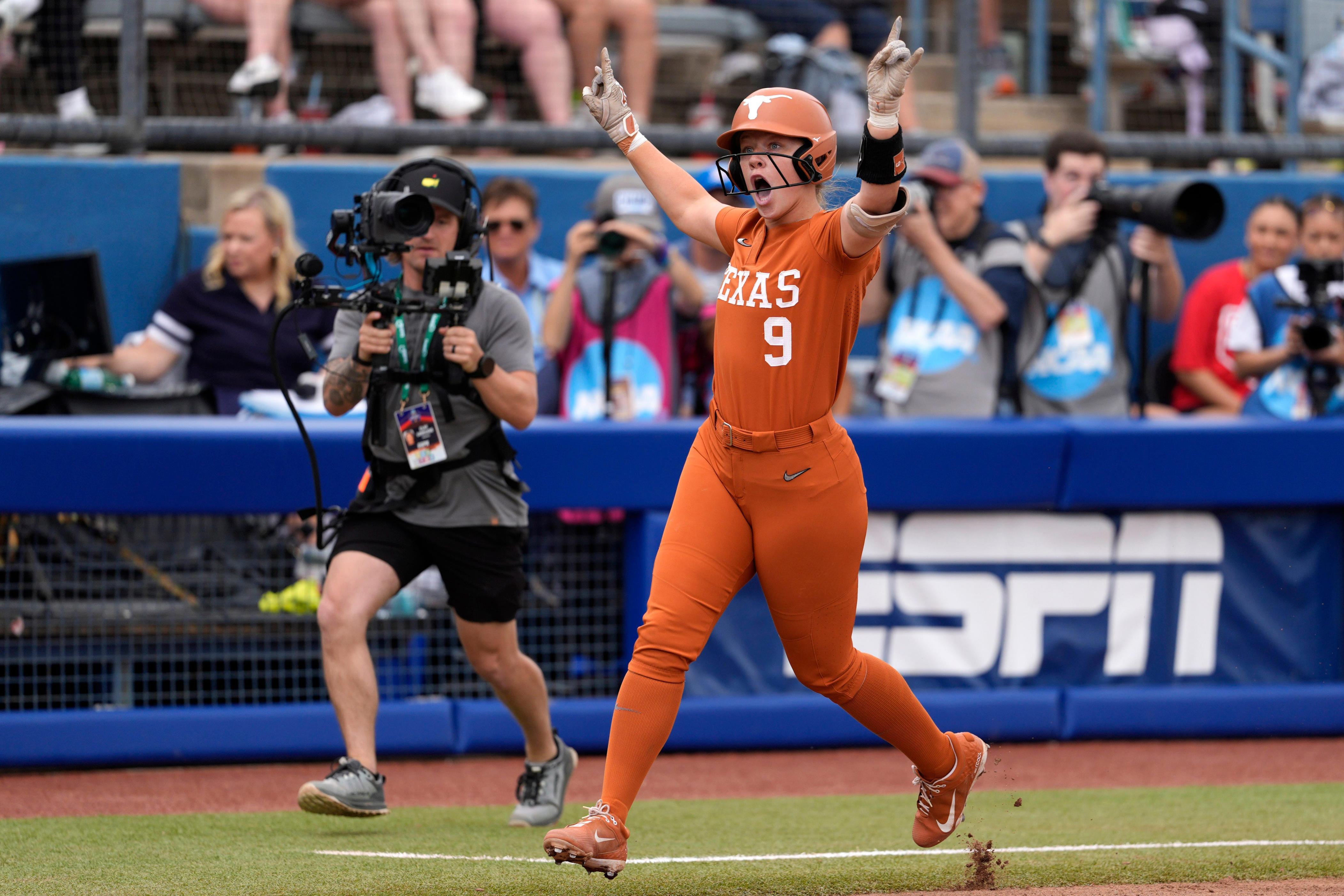 Texas softball: Home run contest between Joley Mitchell, Katie Stewart ...