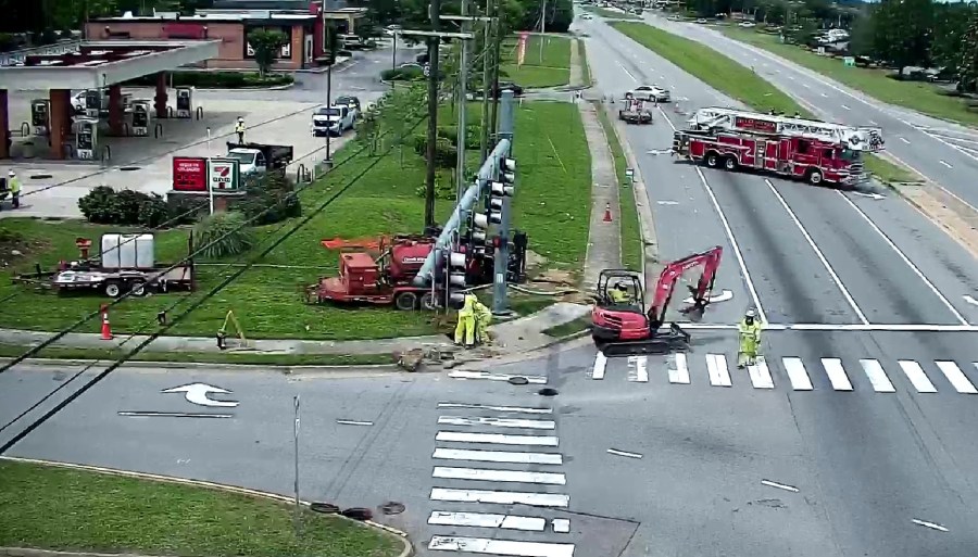 Ruptured gas line causes lane closures in Suffolk