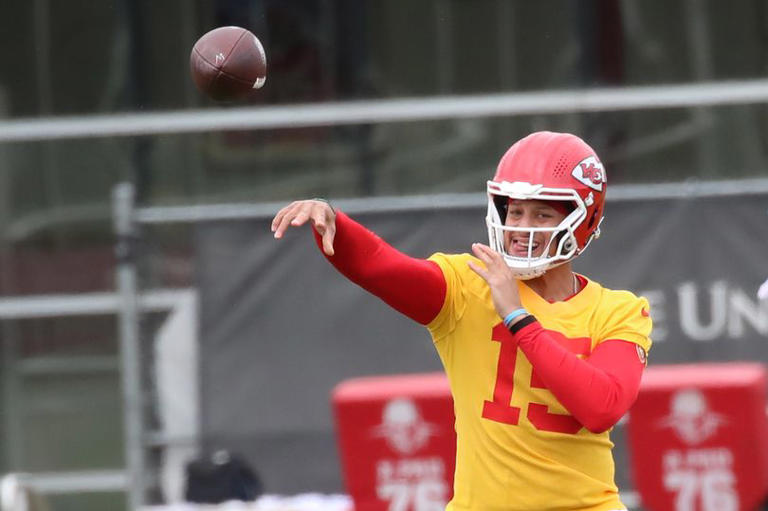Patrick Mahomes shows off new look and alarming new play in Chiefs practice