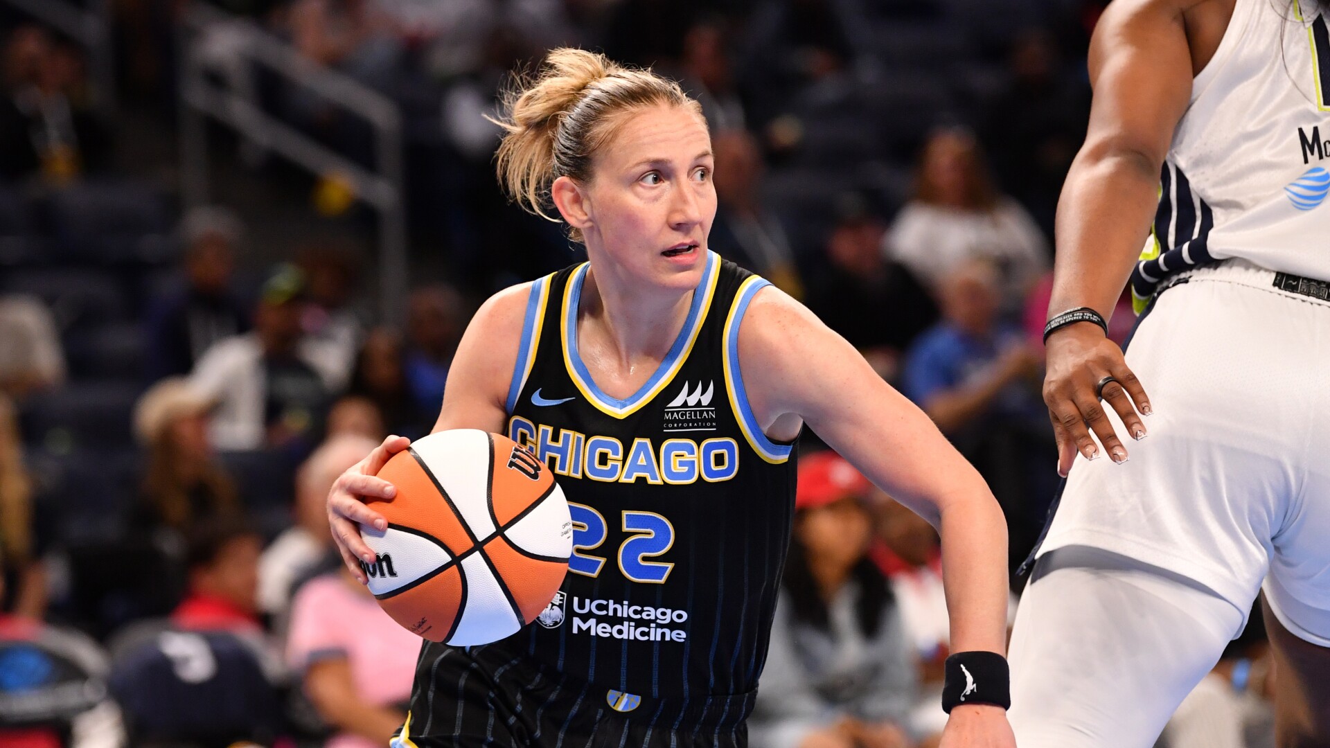 Sky guard Courtney Vandersloot has surgery to repair torn ACL in right knee