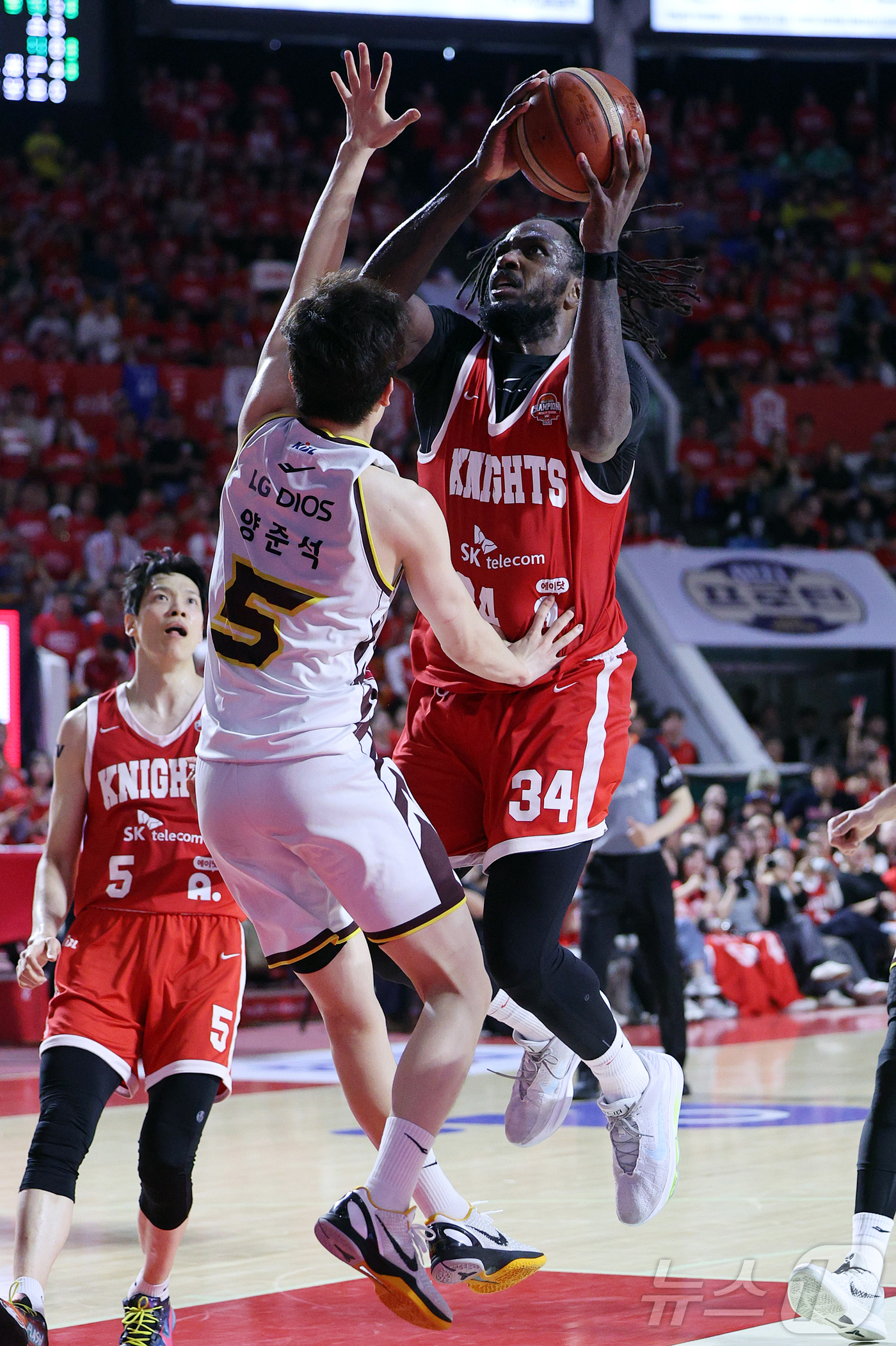 프로농구 SK, '워니 36점' 앞세워 소노에 77-70 역전승…2연승