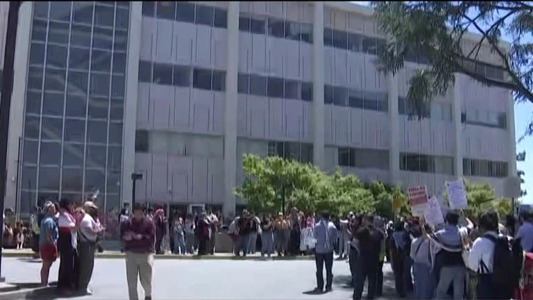 Aurora rallies to save S.W. Snowden amid school closure fears at board ...