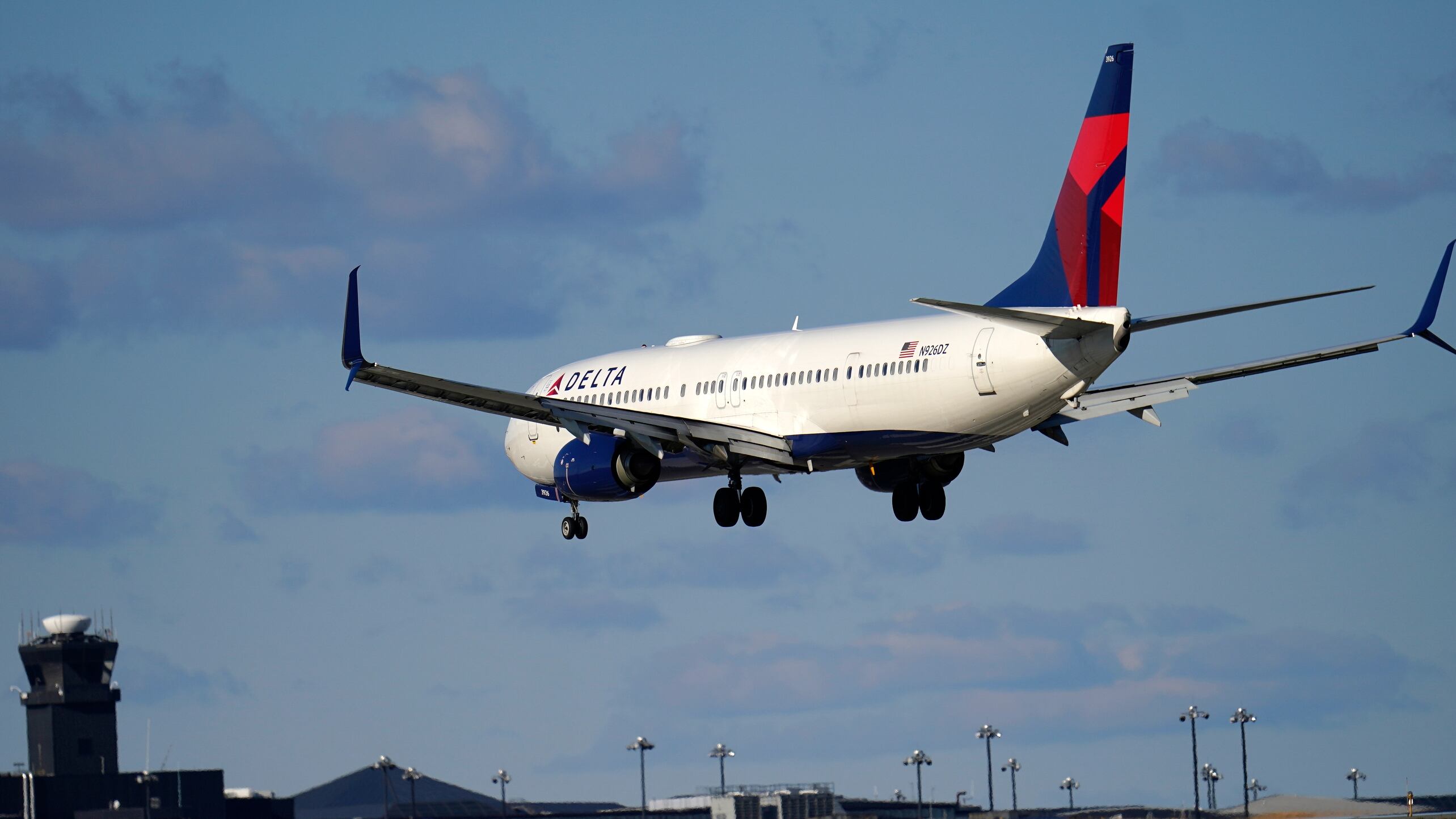 ‘It was too hot’: Delta Airlines passenger faints on flight in Savannah