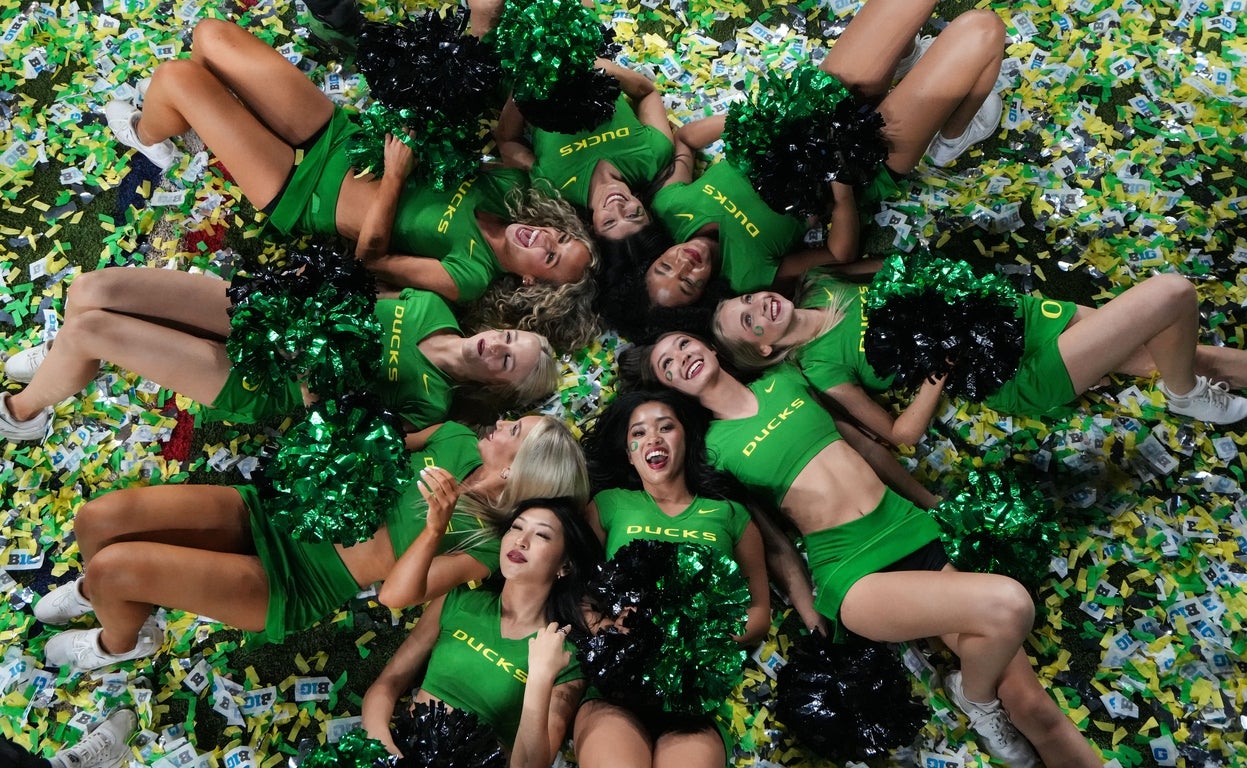Terrific photos of Oregon Ducks cheerleaders over the years