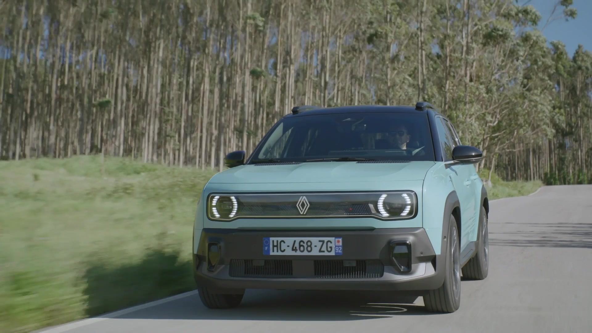 Renault 4 E-Tech electric Iconic in Hauts-de-France Green Driving Video