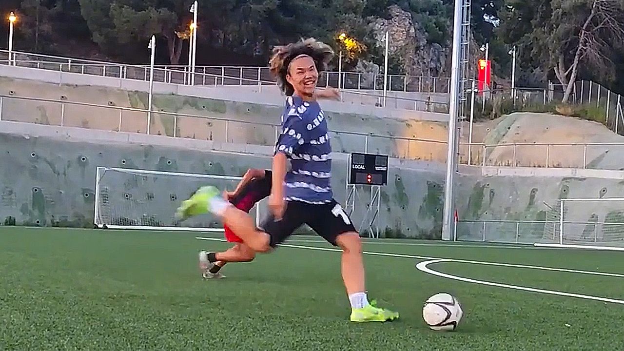 Soccer player has embarrassing no-look kick fail