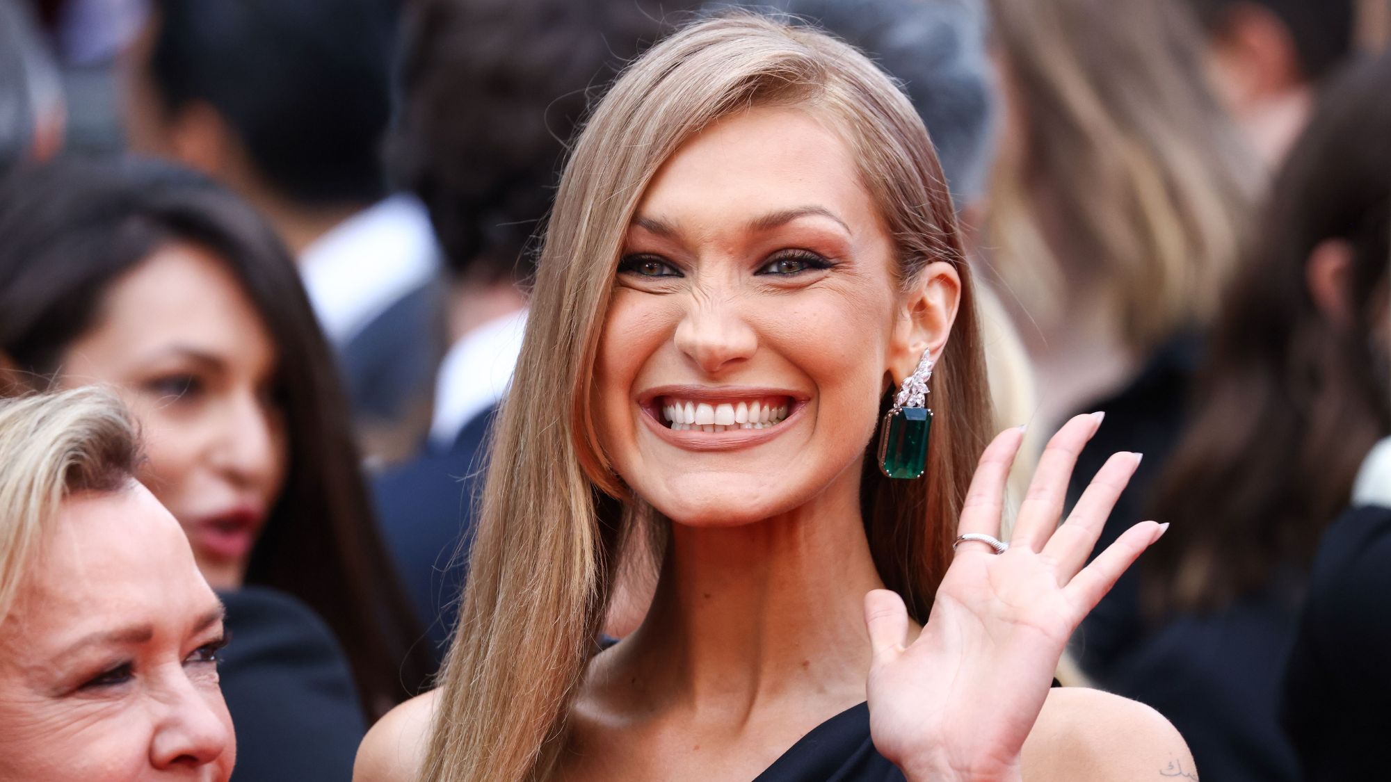 "J'en achète 8 tubes par mois..." : voici la crème hydratante préférée des stars (et des ...