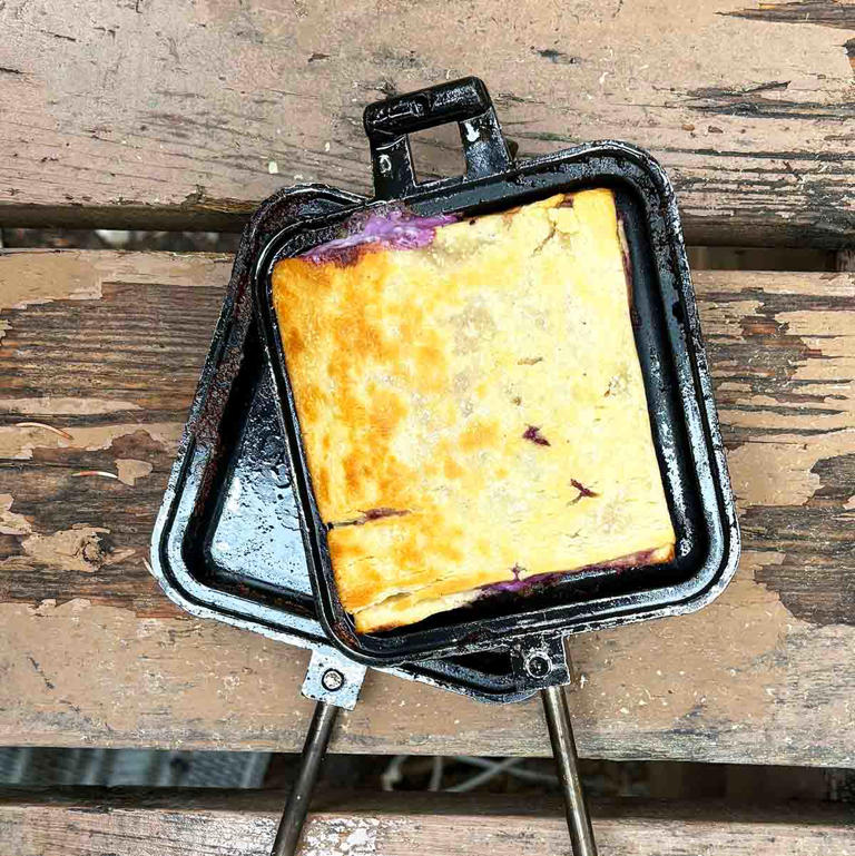Blueberry pudgy pie (campfire pie)