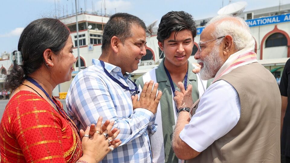 PM Narendra Modi meets Vaibhav Suryavanshi & family at Patna airport ...