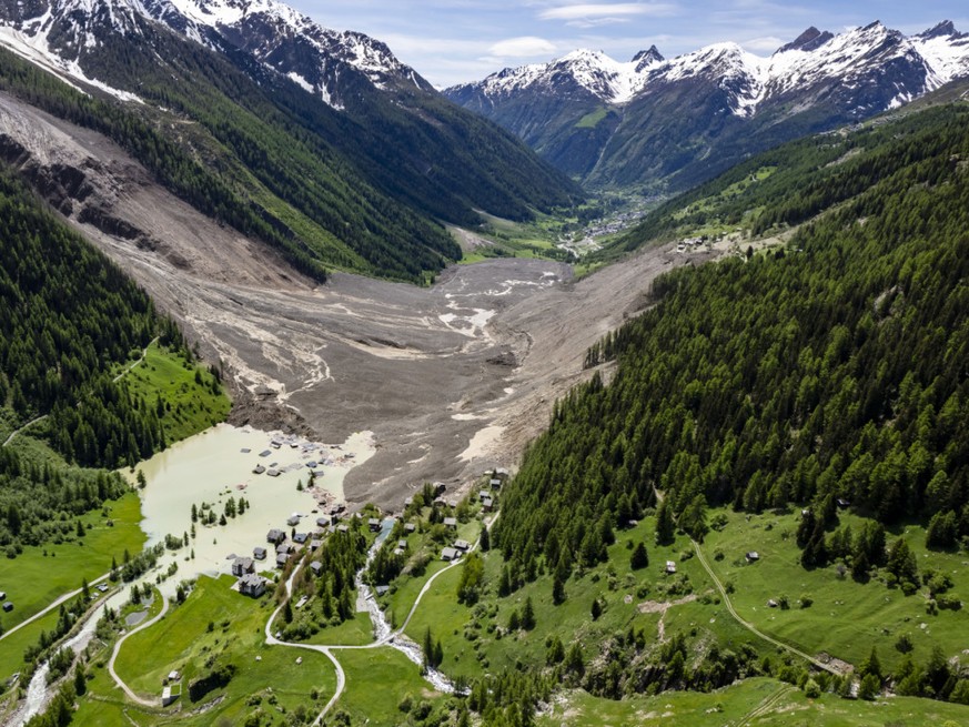 4 images qui montrent Blatten avant et après l'effondrement
