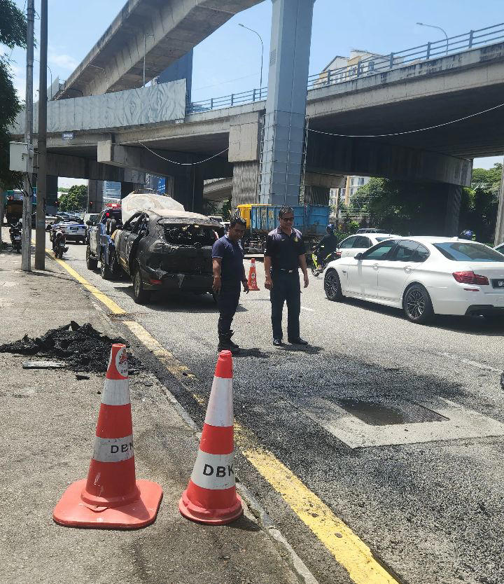 Vehicle Catches Fire On Jalan Bangsar, Abang Grab Comes To The Rescue