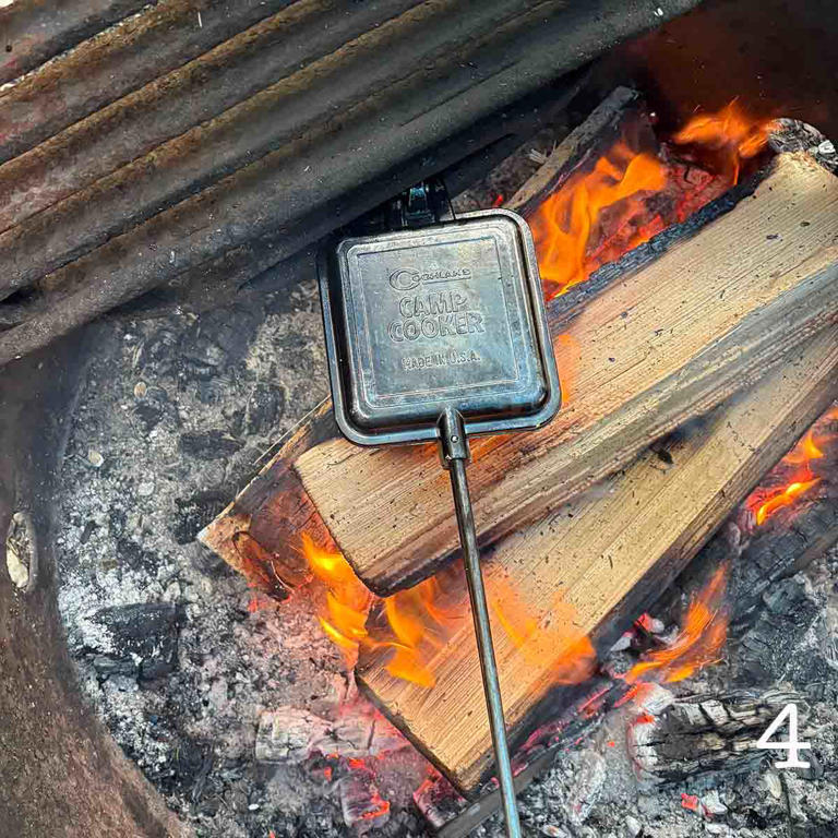 Blueberry pudgy pie (campfire pie)