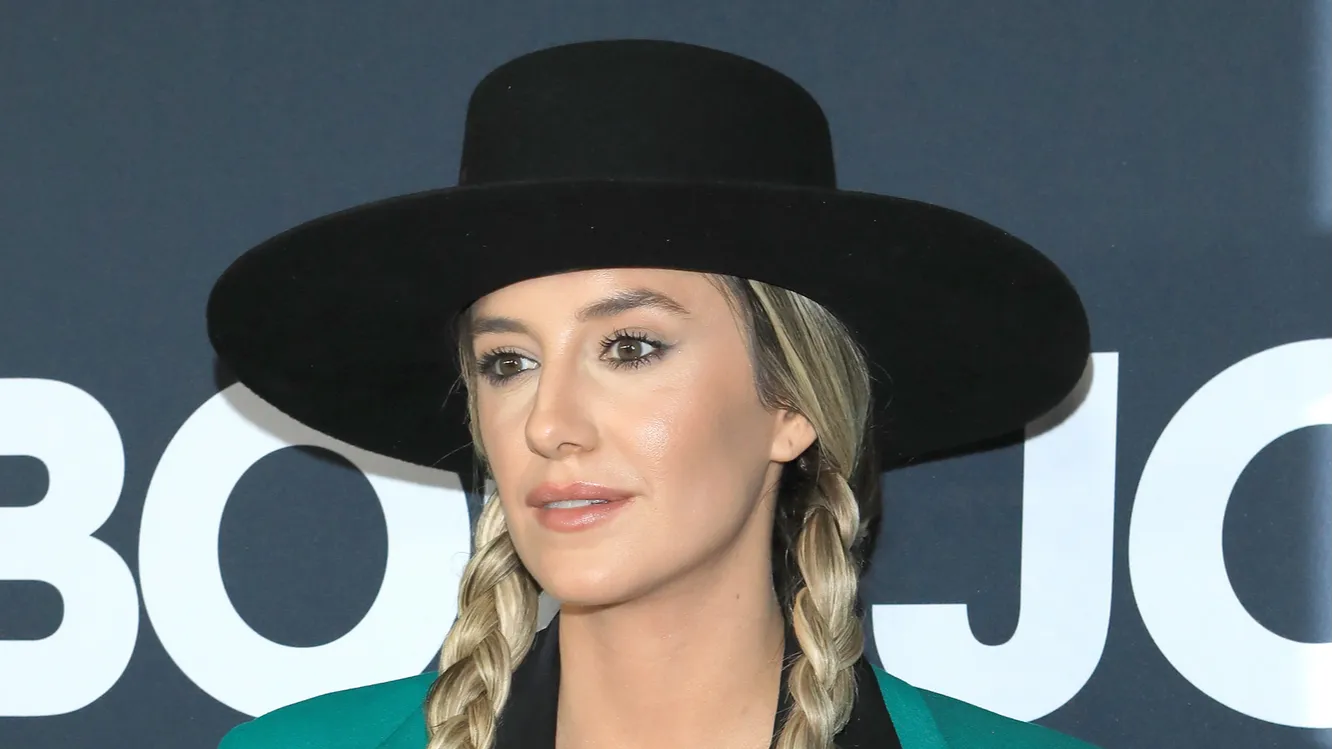 Country Star Honors Judy Garland With ‘Somewhere Over Laredo’