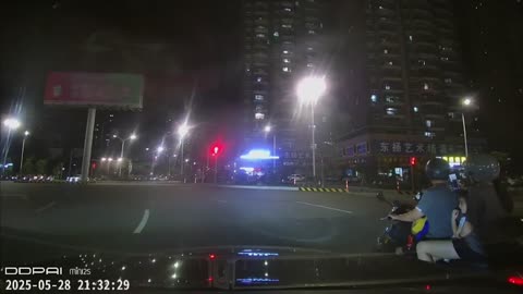 China: Stunning Fireball Meteor Lights Up Sky Over Maoming, Guangdong