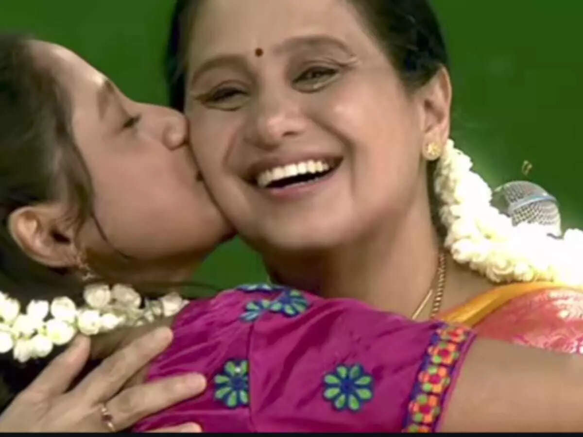 Sa Re Ga Ma Pa Seniors Season 5: Actress Devayani’s daughter Iniya shines in blindfold audition