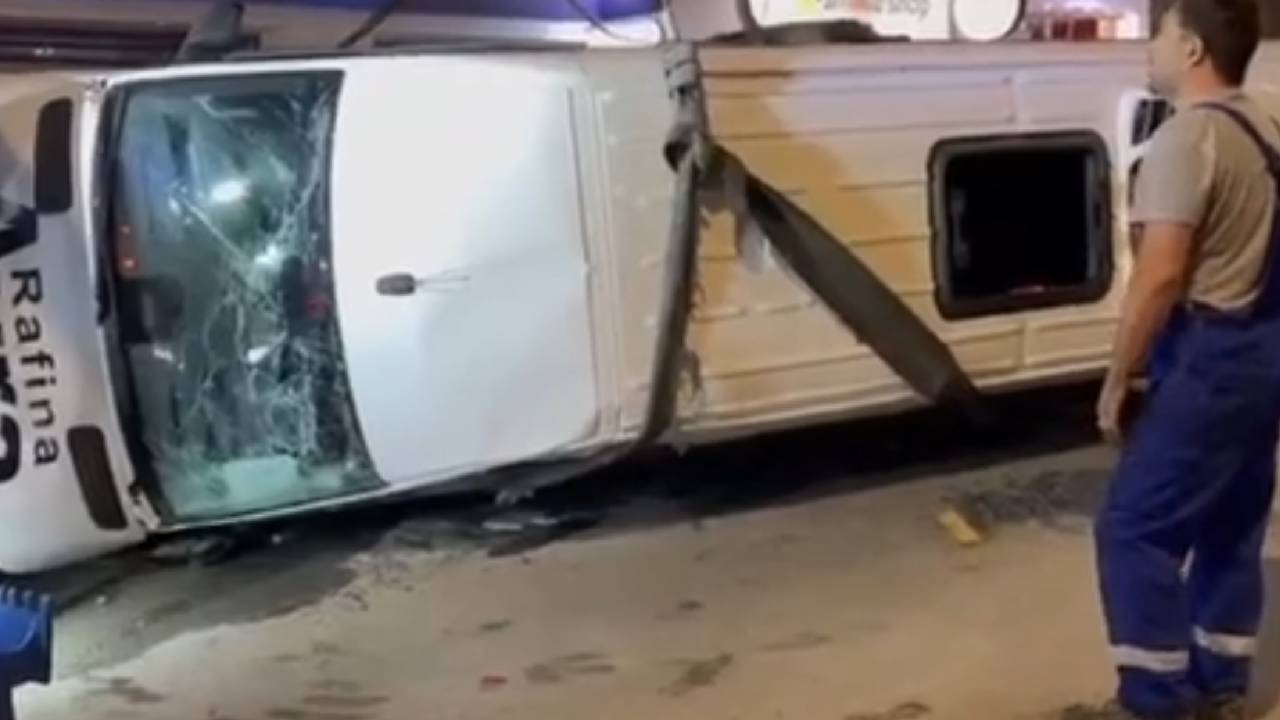 Σοκ στην Αρτέμιδος: Mini-bus τούμπαρε μετά από σύγκρουση (Βίντεο)