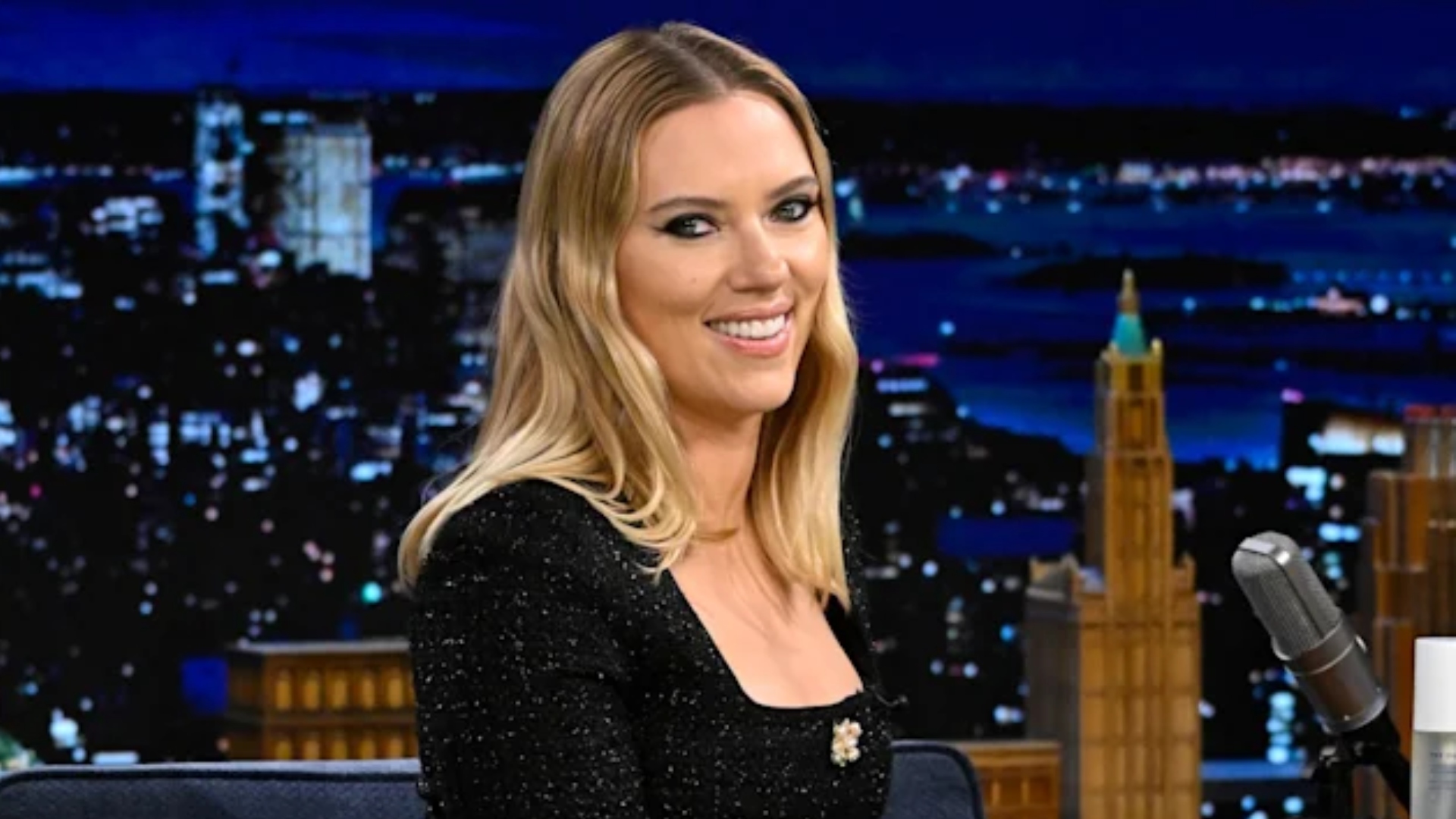 'Così elegante': Scarlett Johansson fa girare la testa sul red carpet