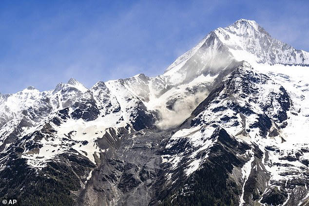 Tottenham Europa League victory parade: Thousands line the streets in ...