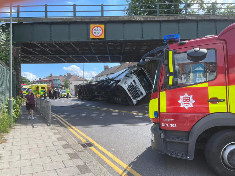 London travel news LIVE: Delays on the Victoria, Jubilee and ...