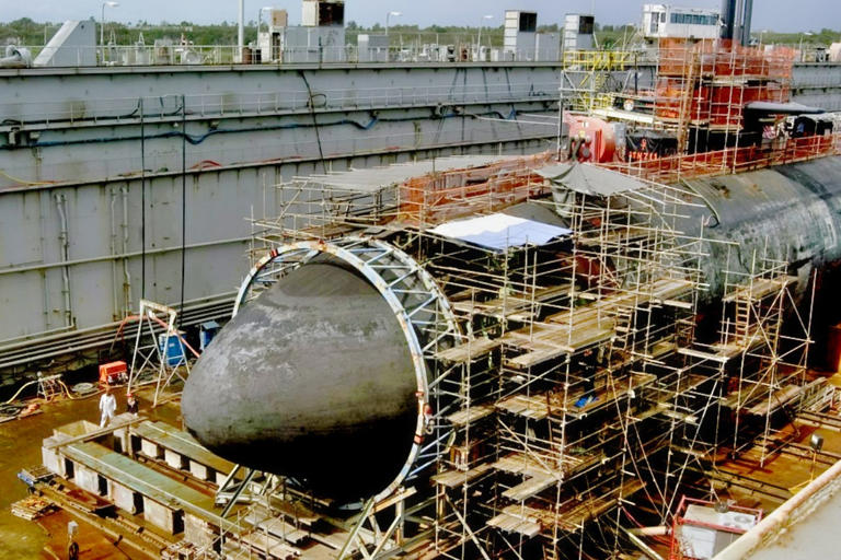 A Navy Los Angeles-Class Sub Survived Smacking Into an ‘Underwater ...
