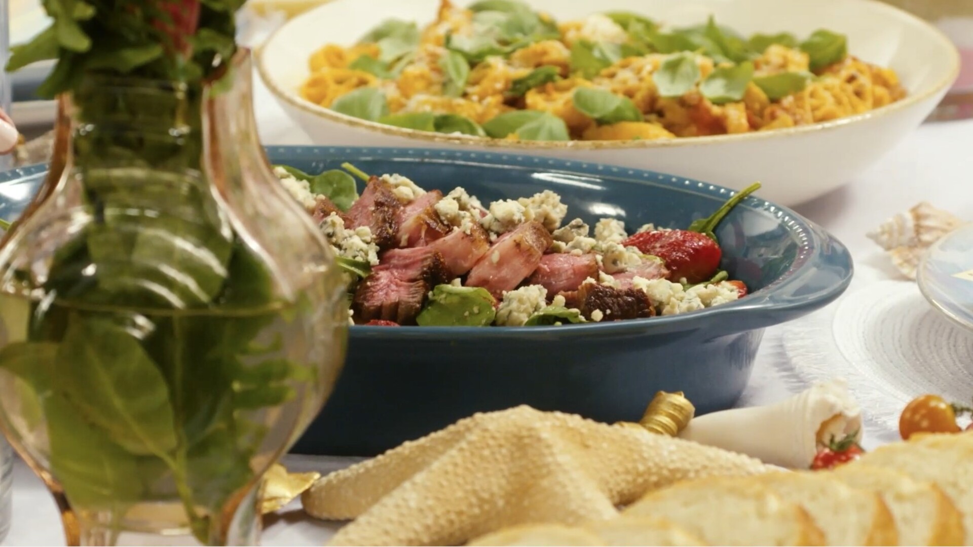 Steak familial avec oignons grillés, avocat et salade de fraises