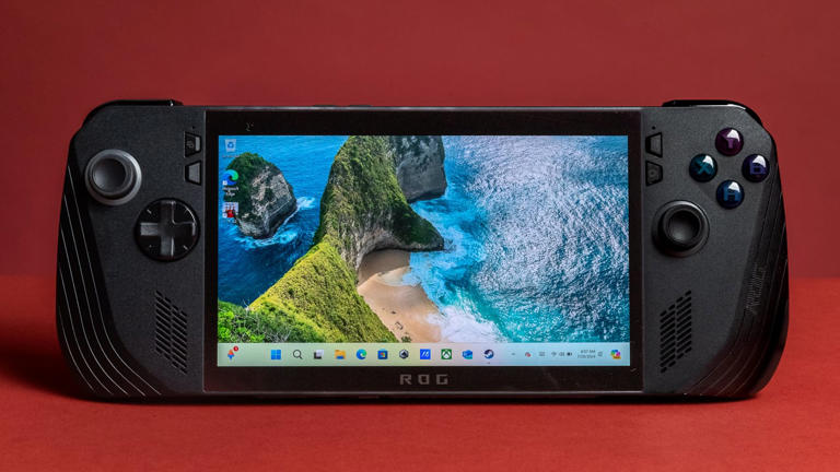 Don't Expect an Xbox Handheld Soon: Microsoft to Focus on Windows 11 First