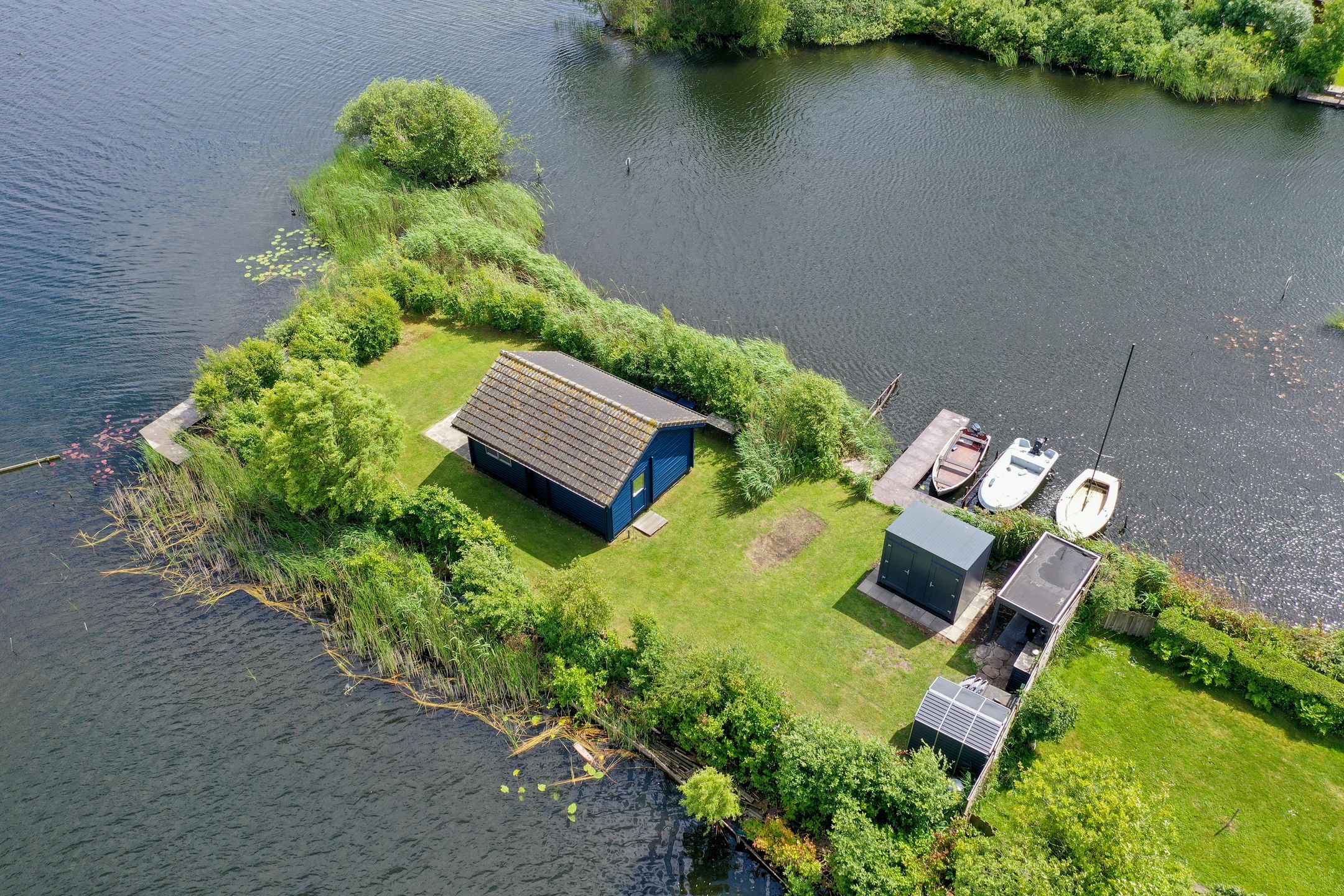 Verborgen Funda-huisje van € 347.500 is alleen te bereiken met de boot