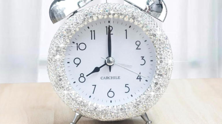 Don't Toss An Old Alarm Clock! Try These 15 Creative Repurposing Ideas ...