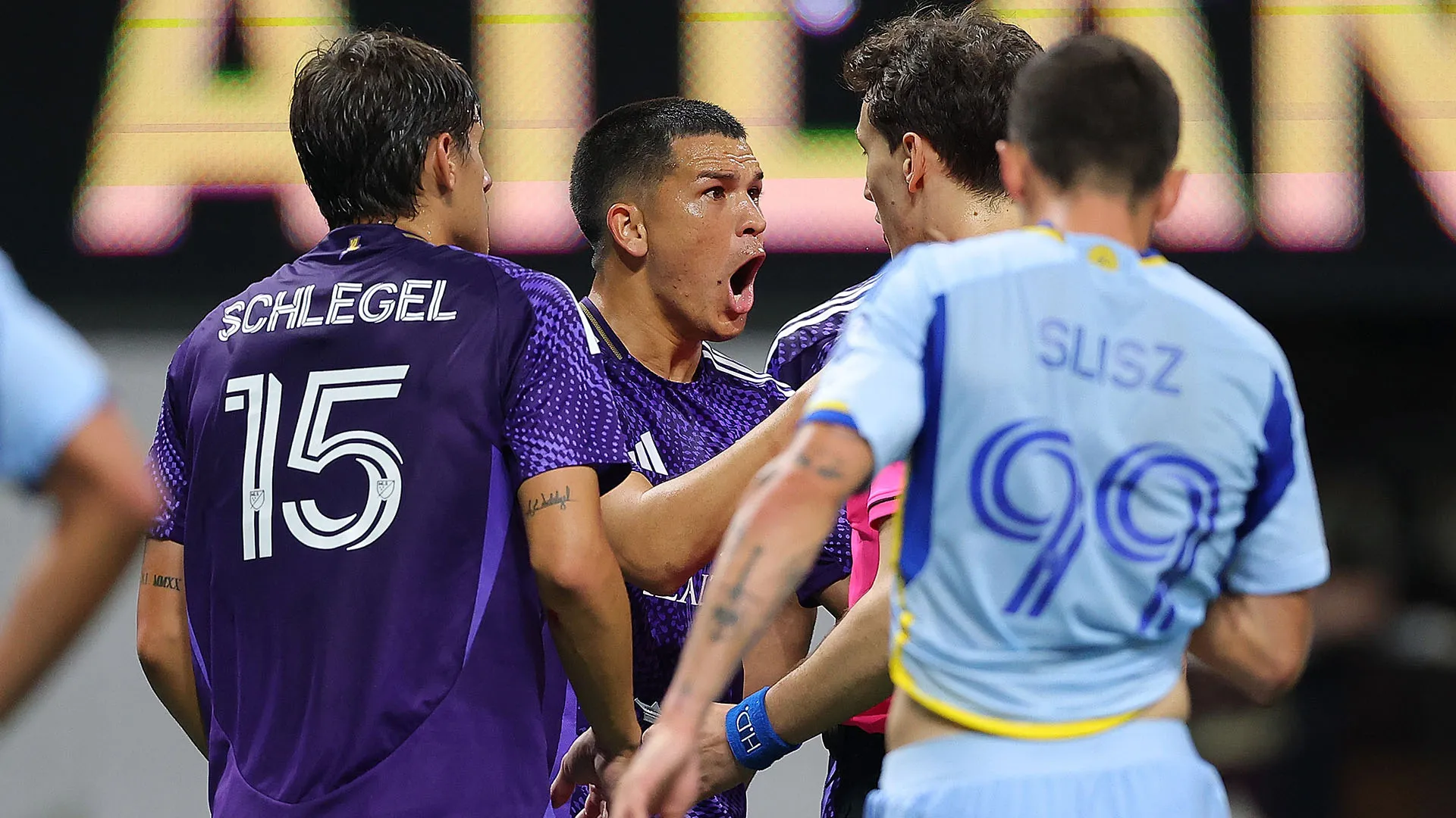 Il se fait expulser et s'en prend à l'arbitre : la colère en photos