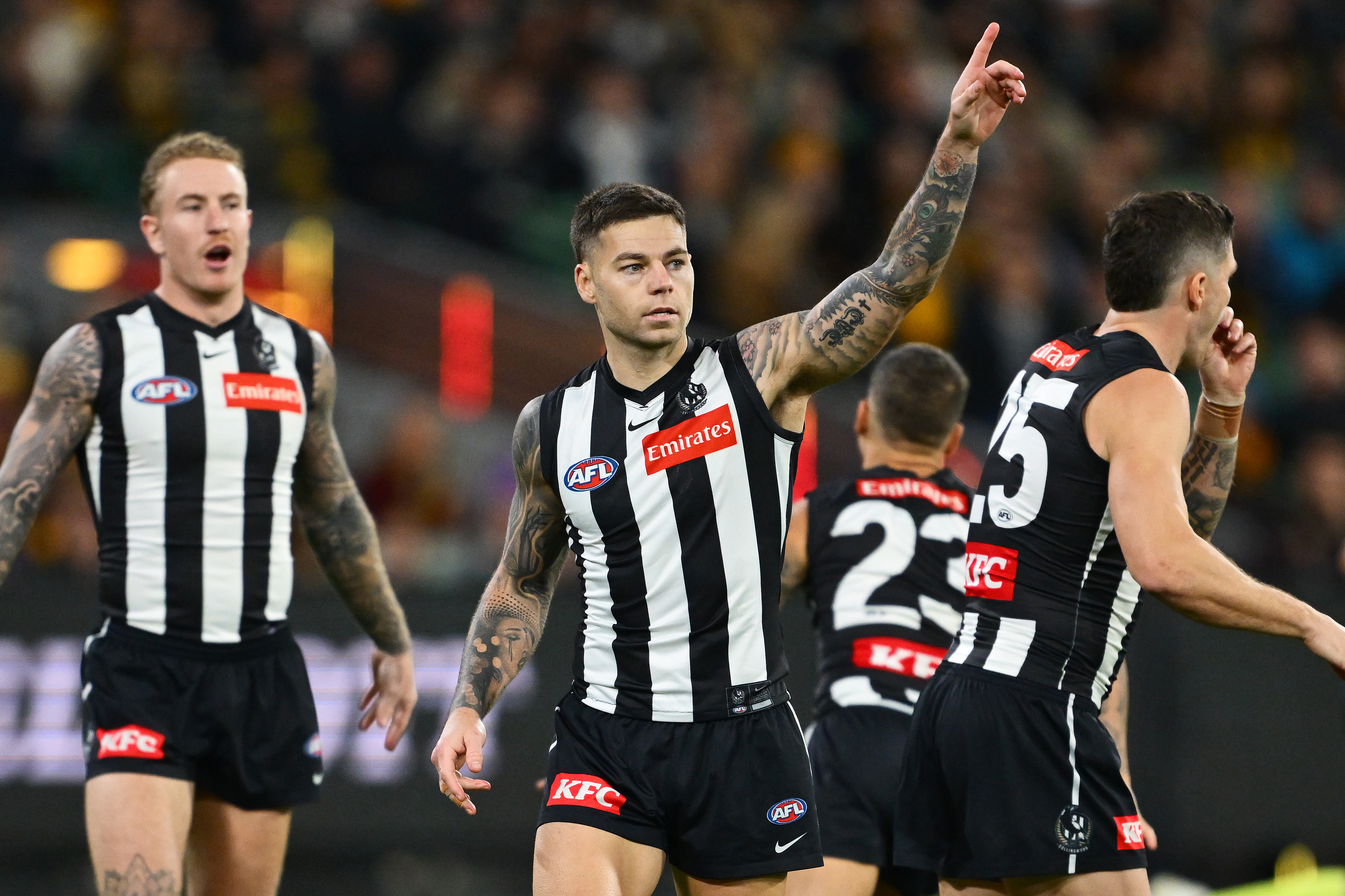 Elliott snubs $650k rival offer to sign new Magpies deal