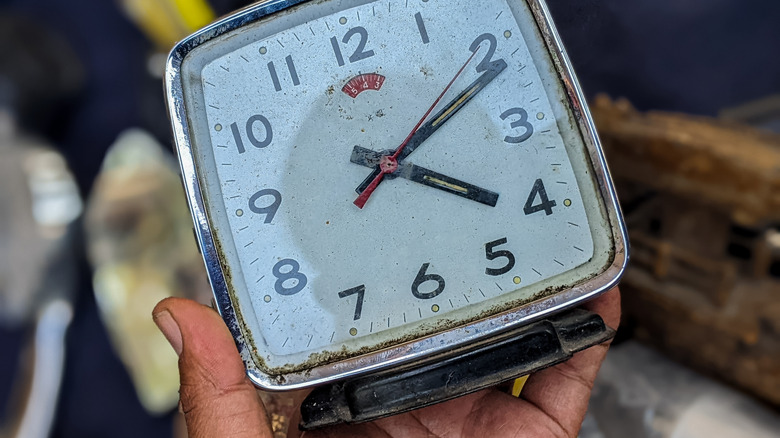 Don't Toss An Old Alarm Clock! Try These 15 Creative Repurposing Ideas ...