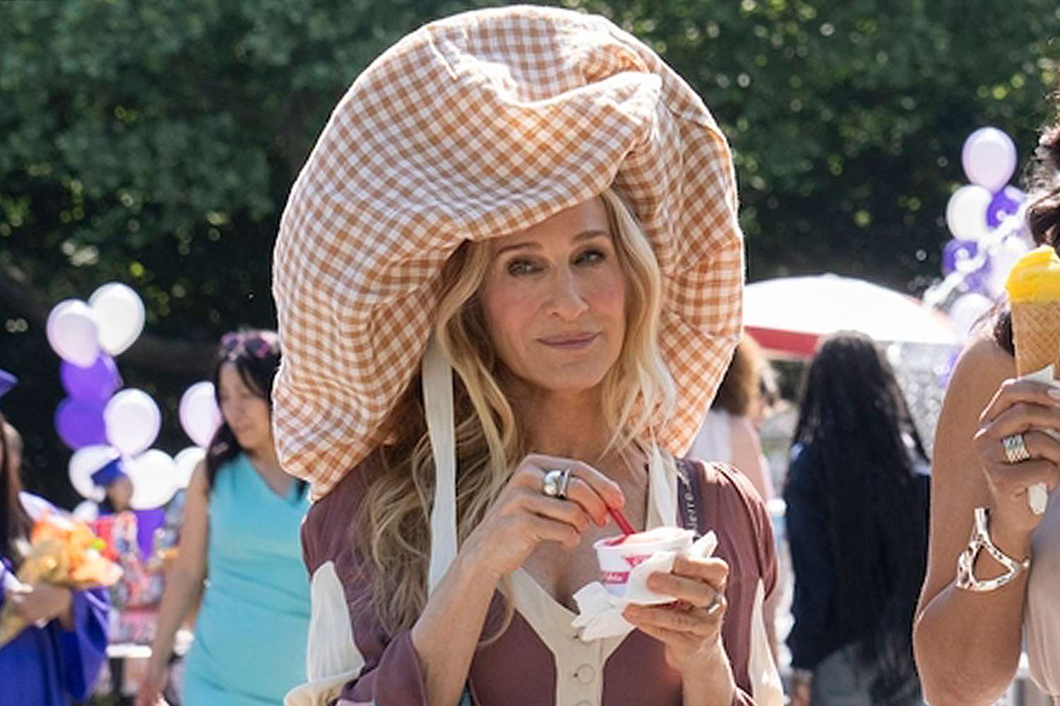 Carrie's ginormous “And Just Like That” season 3 hat is giving pigeon ...