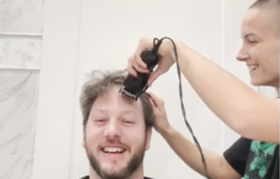 Cancer Patient’s Family Joins Her by Shaving Heads in Heartfelt Tribute