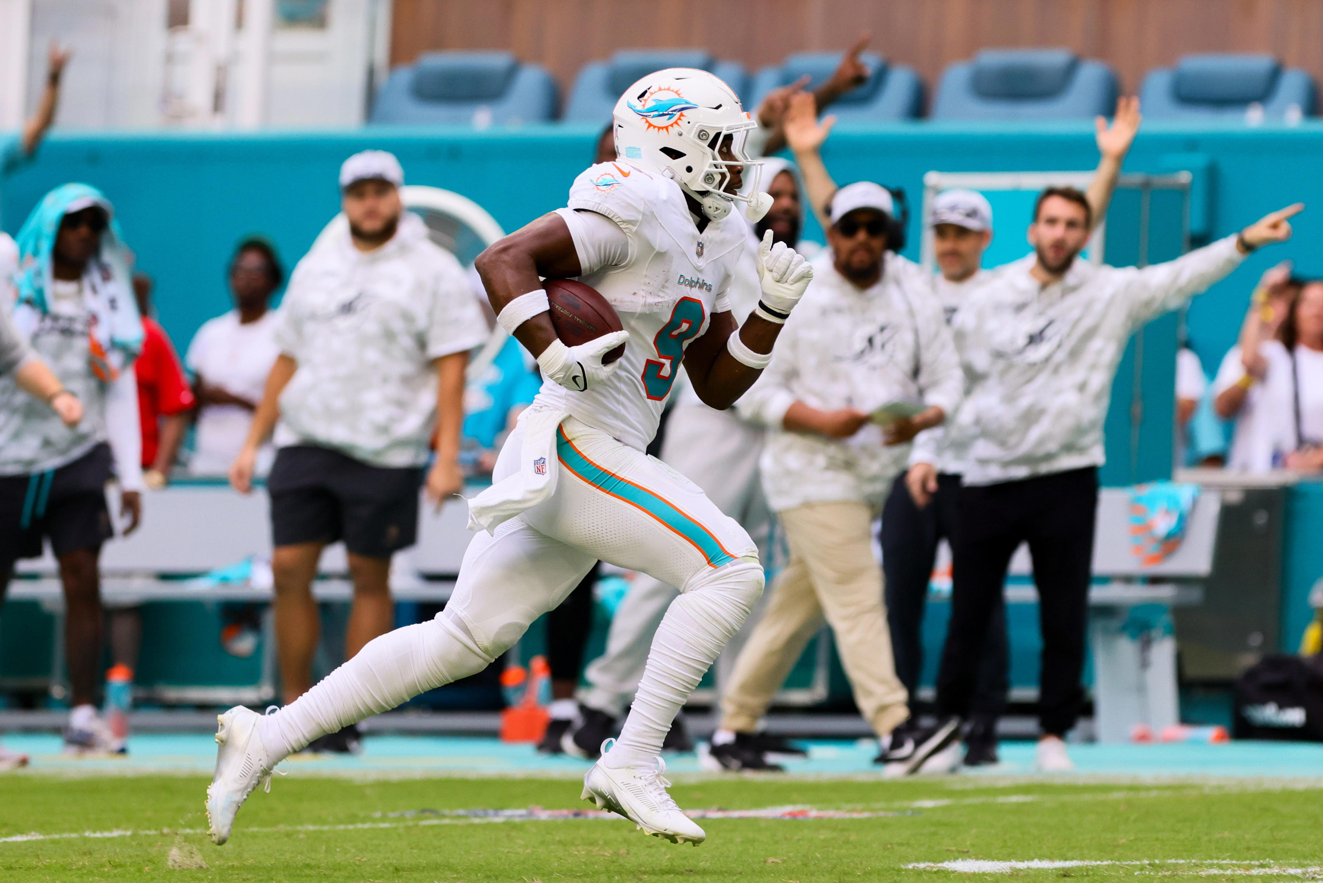 The cases for and against the Dolphins trading TE Jonnu Smith