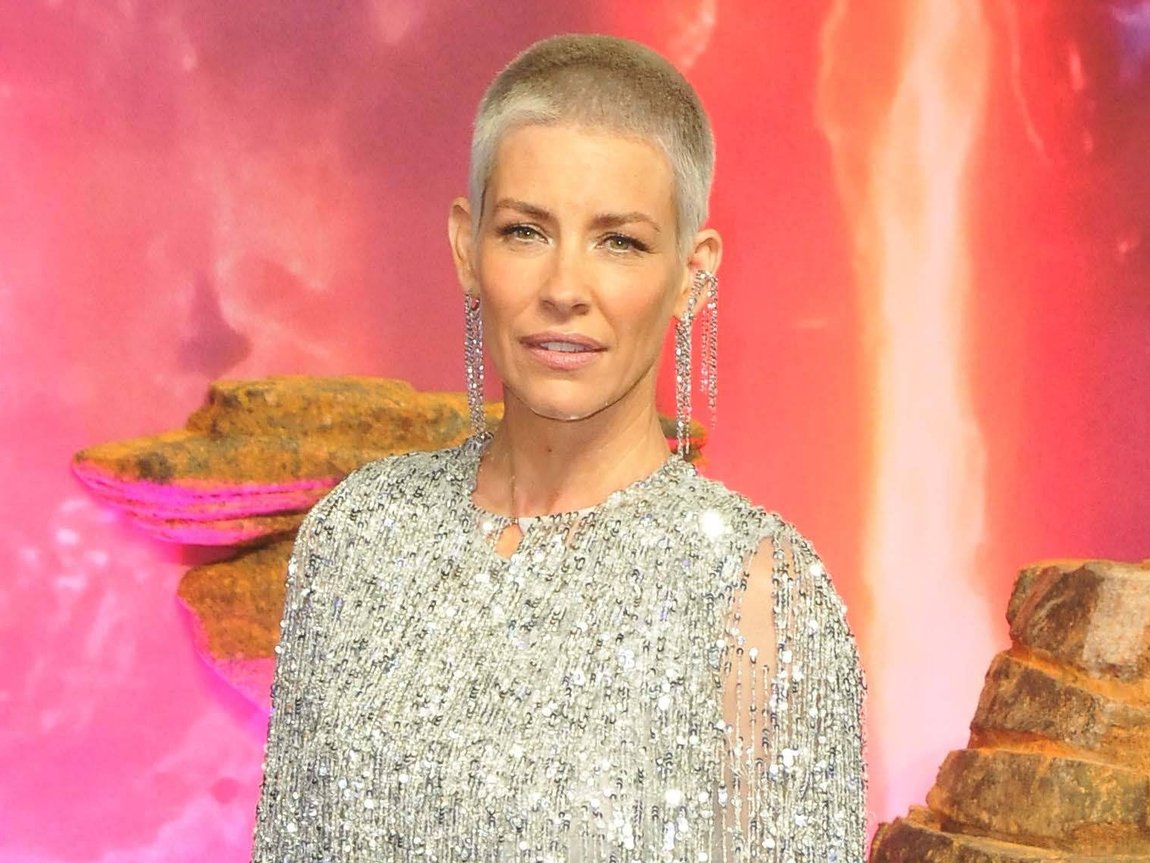 Evangeline Lilly Falls Face-First onto Rocks at Beach