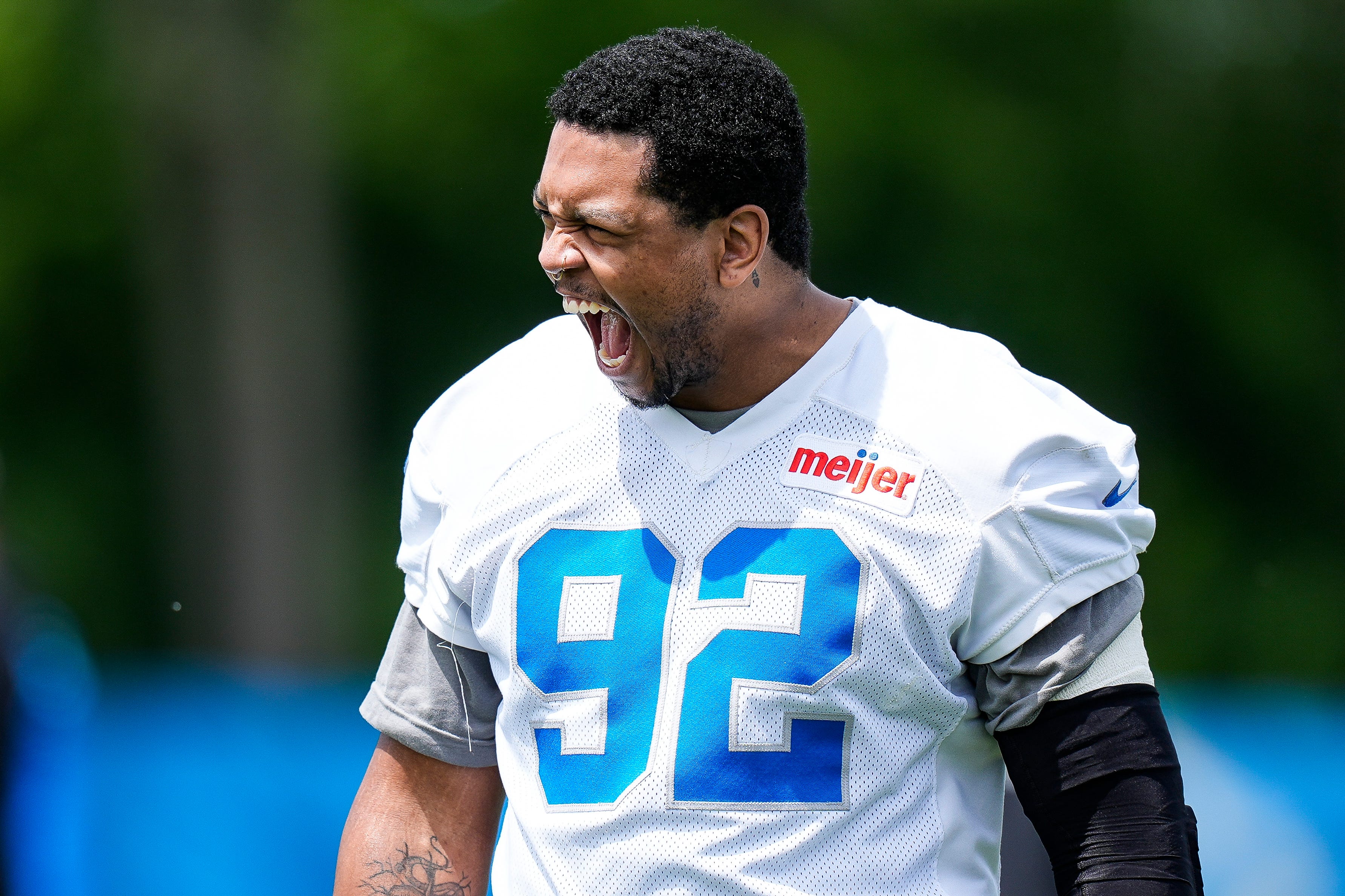 Detroit Lions DE Marcus Davenport in sling: 'Ain't got nothing to say ...